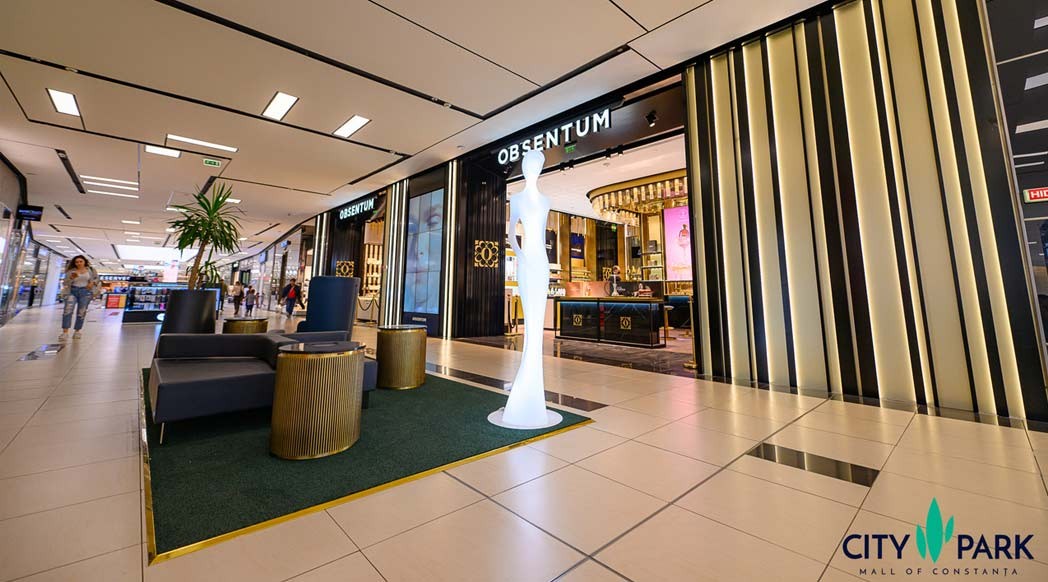 Amenajare zona relaxare in fata magazinului Obsentum din City Park ...